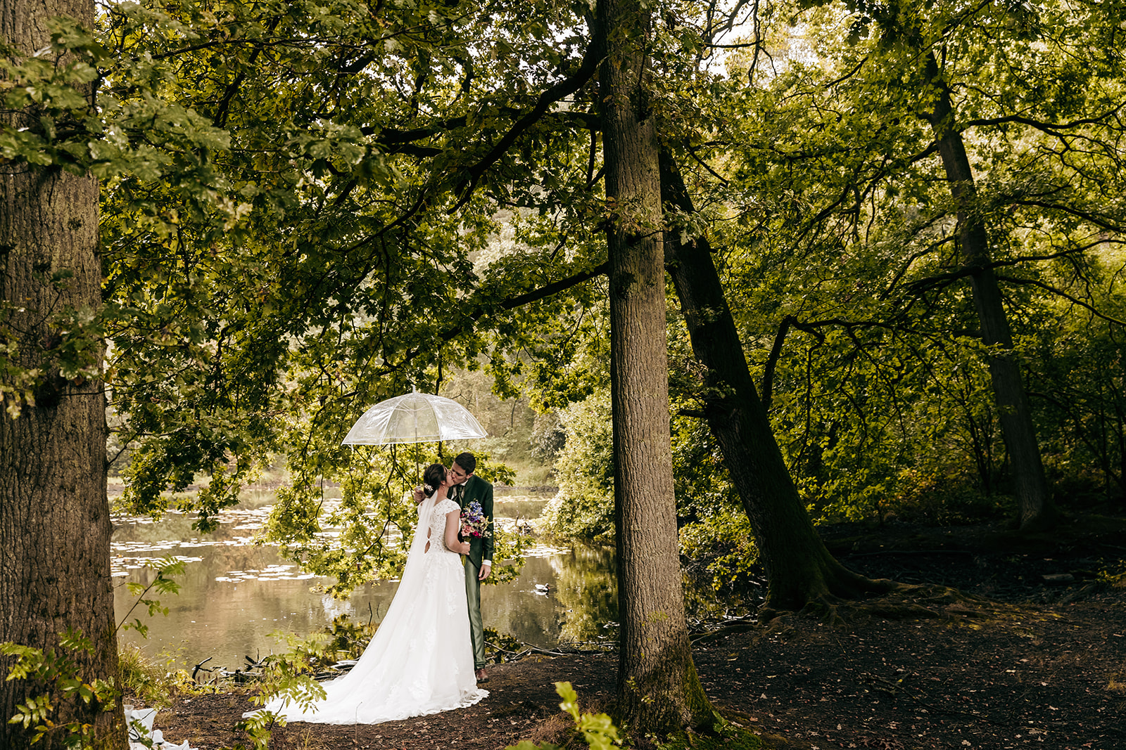 Bruiloftreportage in regen! – Angela Kiemeneij Fotografie